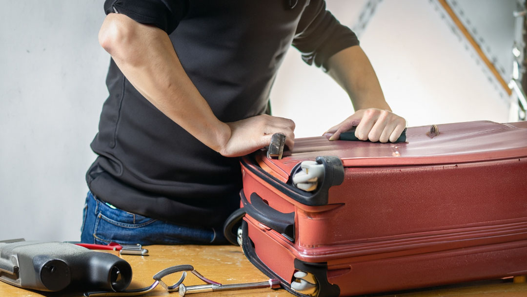 Cara Mudah Memperbaiki Roda Koper Rusak